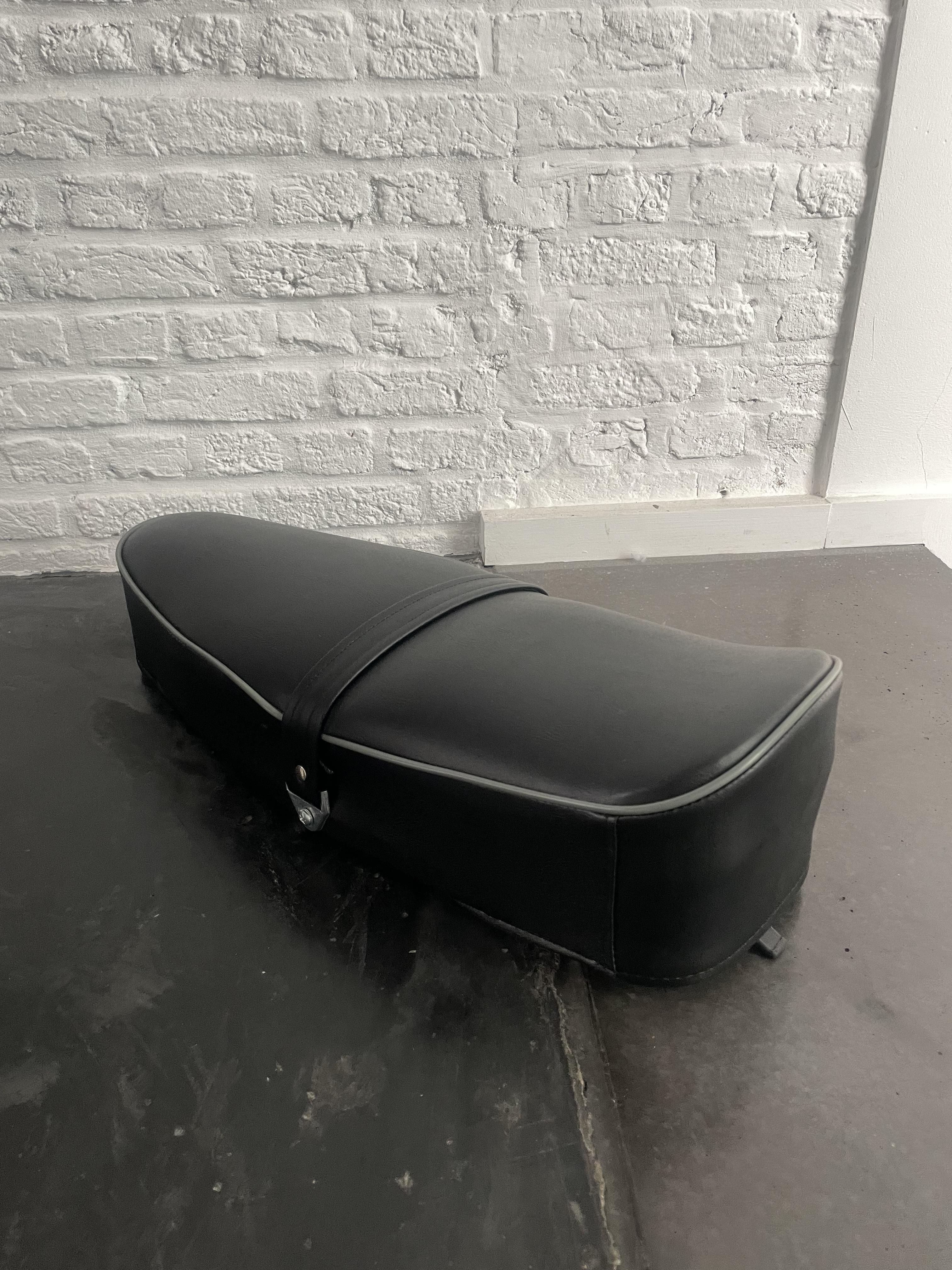 Zgan dieffe zadel voor smallframe Vespa's - Aangeboden - Vespaforum.be